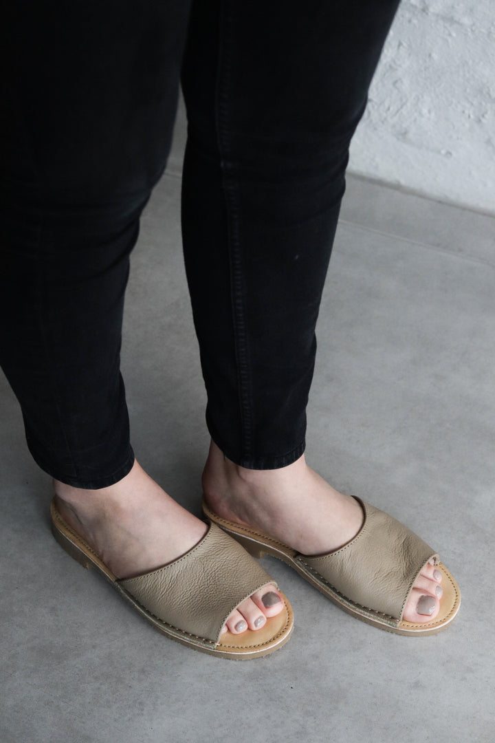 Vamp Oyster Leather Sandals | Premium Comfort Footwear – FATFRANK
